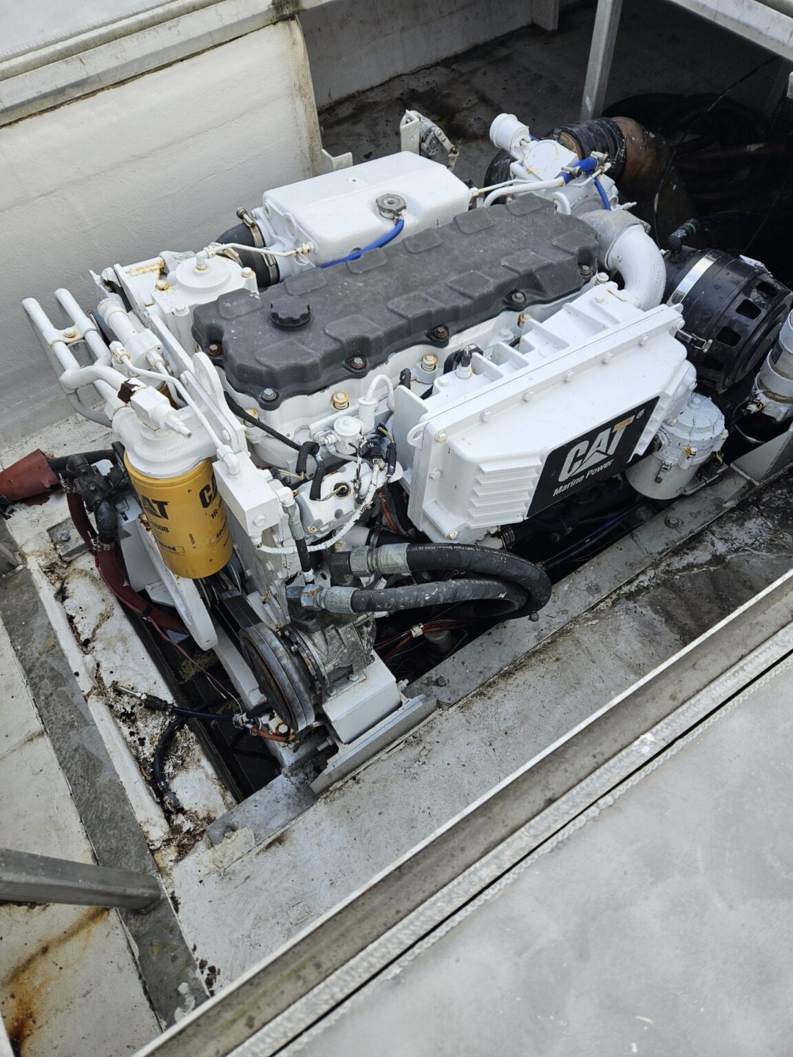 Single CAT C9 Marine Engine - 567hp | Commercial Marine Pro